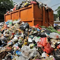 RIAUPAGI.com | Tumpukan Sampah Meluber 'Berulat dan Bau Busuk', Aktivis: Kinerja dan Penanganan ...